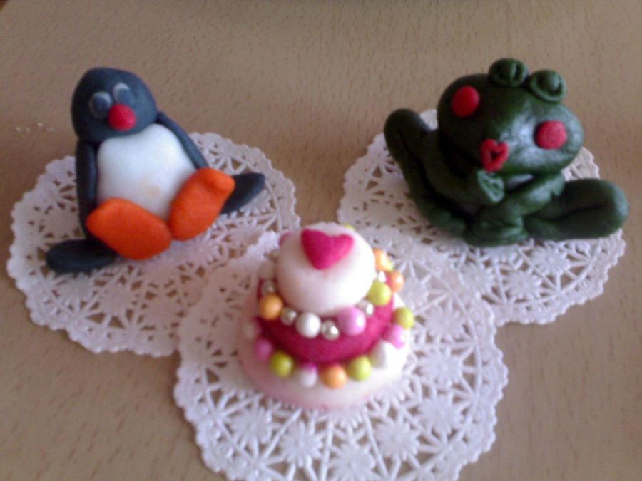 Sugar Paste Figures:pingu And The Kissing Frog - CakeCentral.com