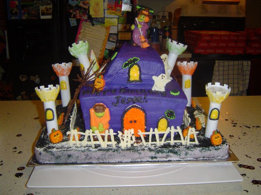 Jesses_Haunted_Castle.jpg - CakeCentral.com