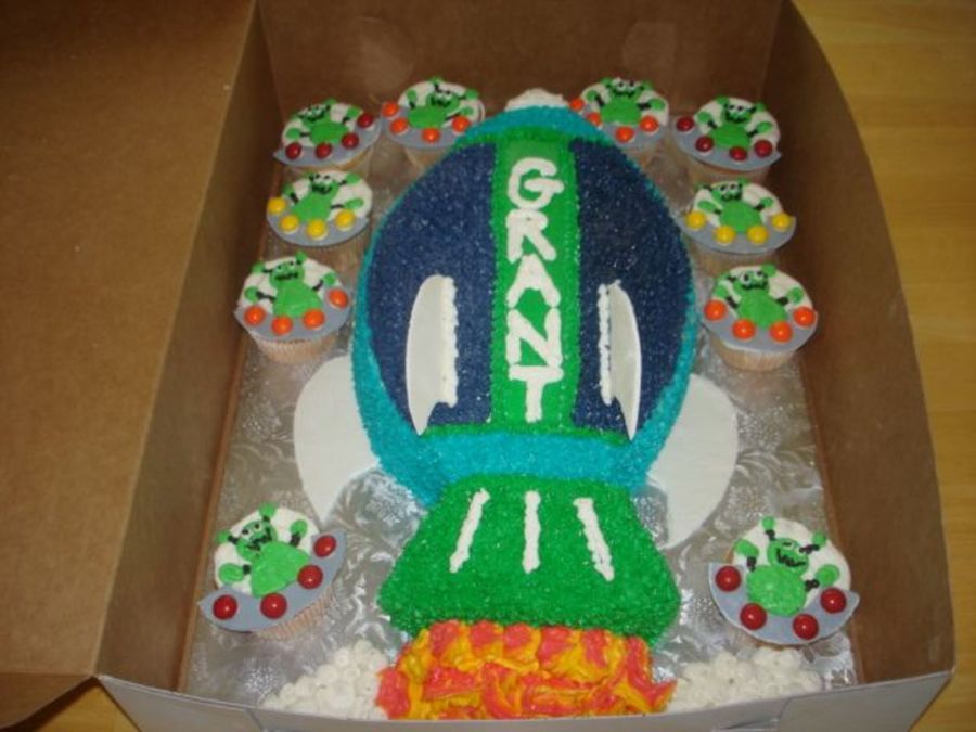 Space Ship And Aliens - CakeCentral.com