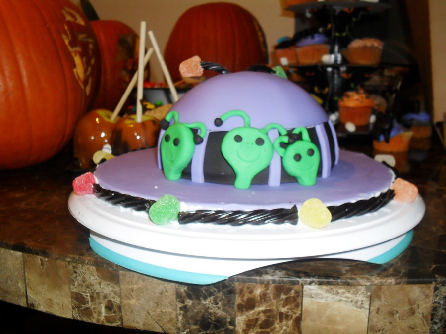 Alien Cake - CakeCentral.com
