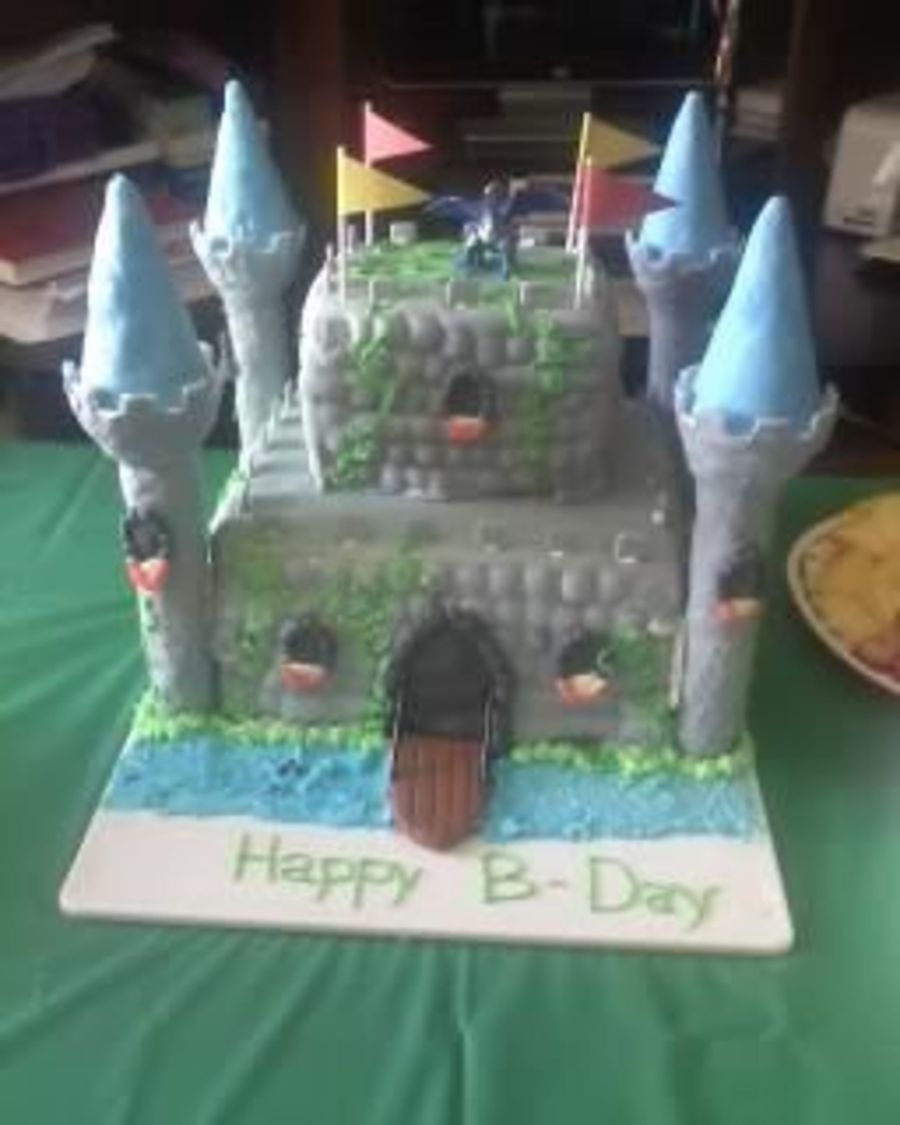 Midevil Castle - CakeCentral.com