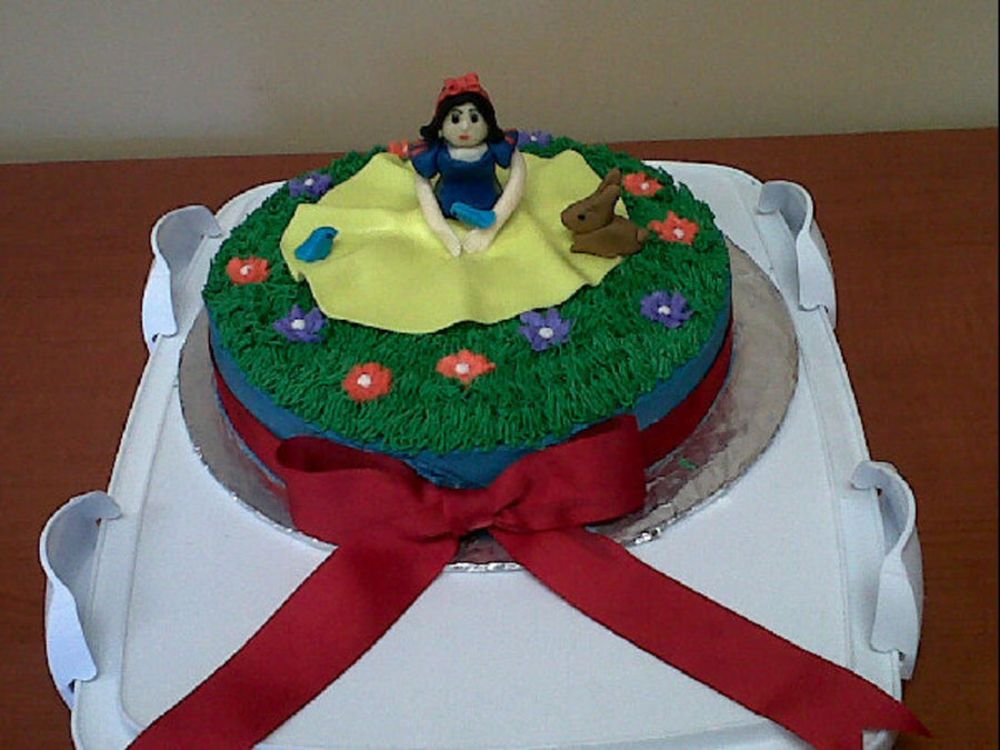 Snow White Cake - CakeCentral.com