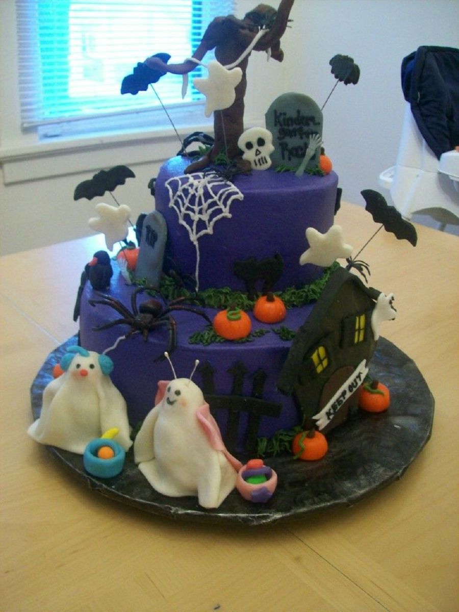 Maddi's Halloween Cake - CakeCentral.com