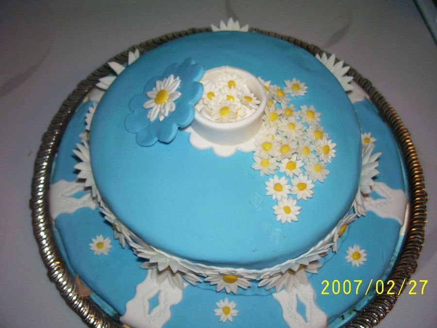 Daisy Cake - CakeCentral.com