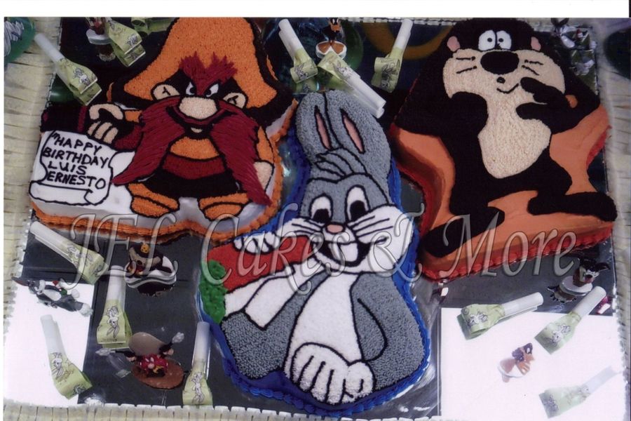 Looney2_Copy.jpg - CakeCentral.com
