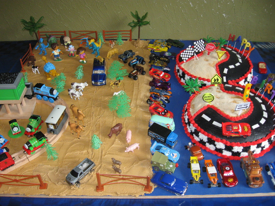 Race Track Cake - CakeCentral.com