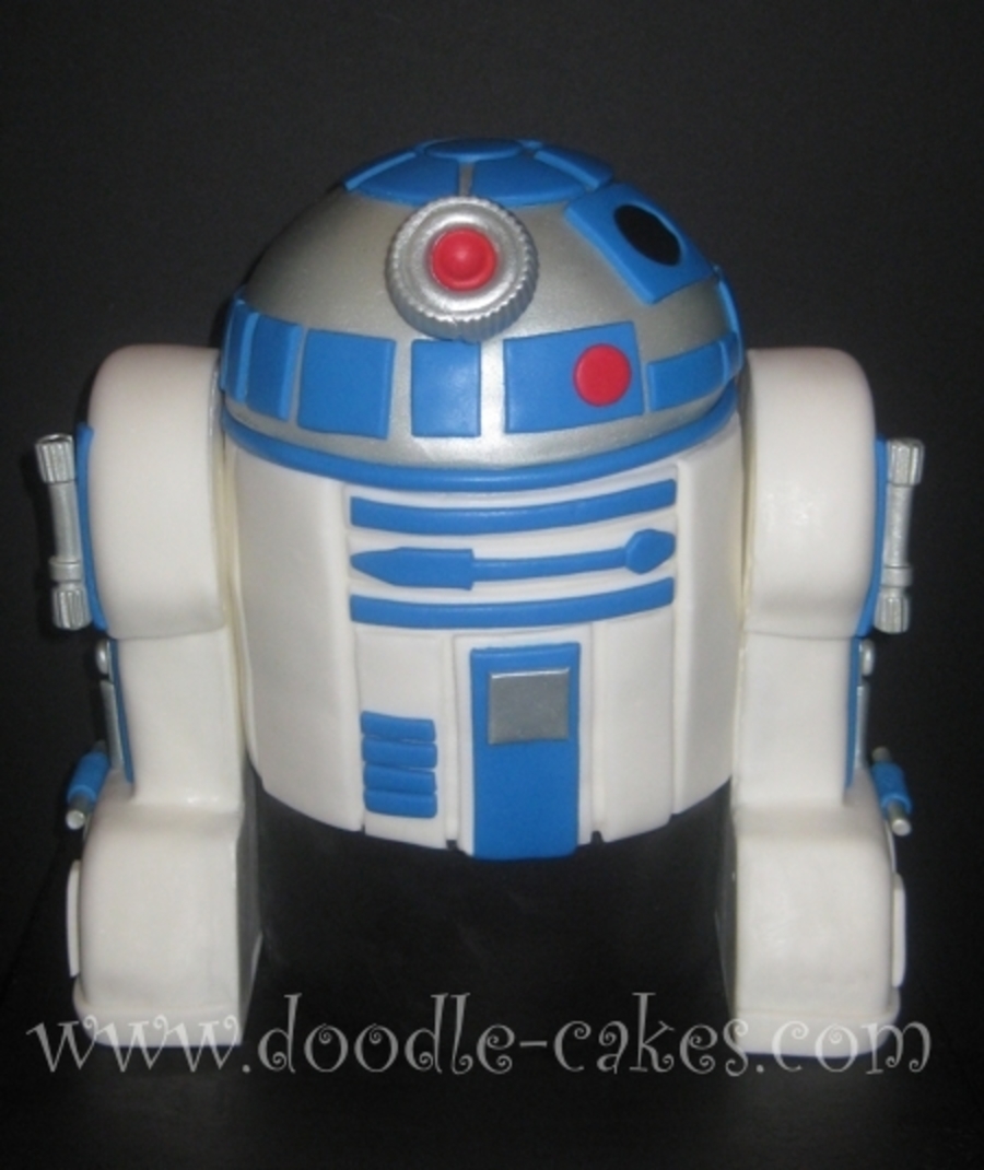 R2D2 Cake - CakeCentral.com