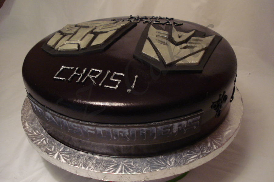 Transformers: Autobots Vs Decepticons - CakeCentral.com