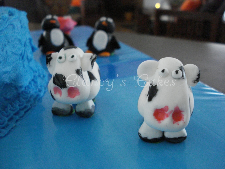 Fondant/gumpaste Cows - CakeCentral.com