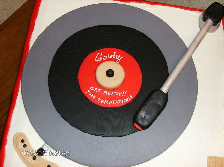 Record Player Cake - CakeCentral.com