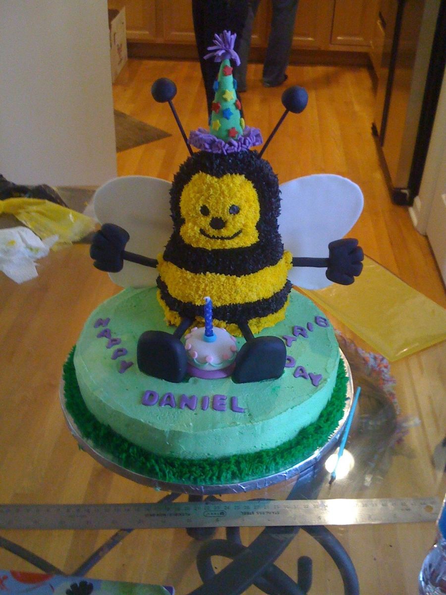 Bumble Bee Birthday Cake - CakeCentral.com