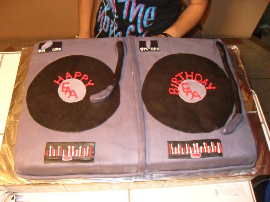 Dj Turntable Cake - CakeCentral.com