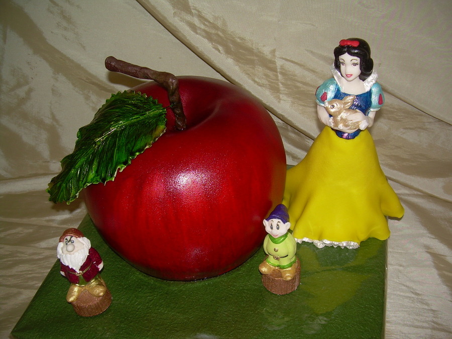 Snow White And The Apple. - CakeCentral.com
