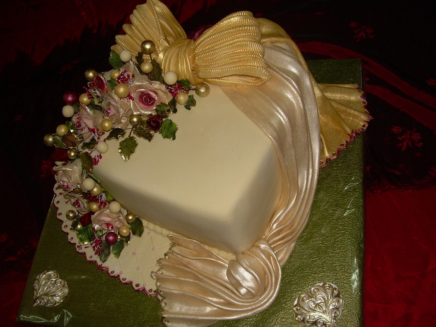 Heart, Roses And Drapes. - CakeCentral.com