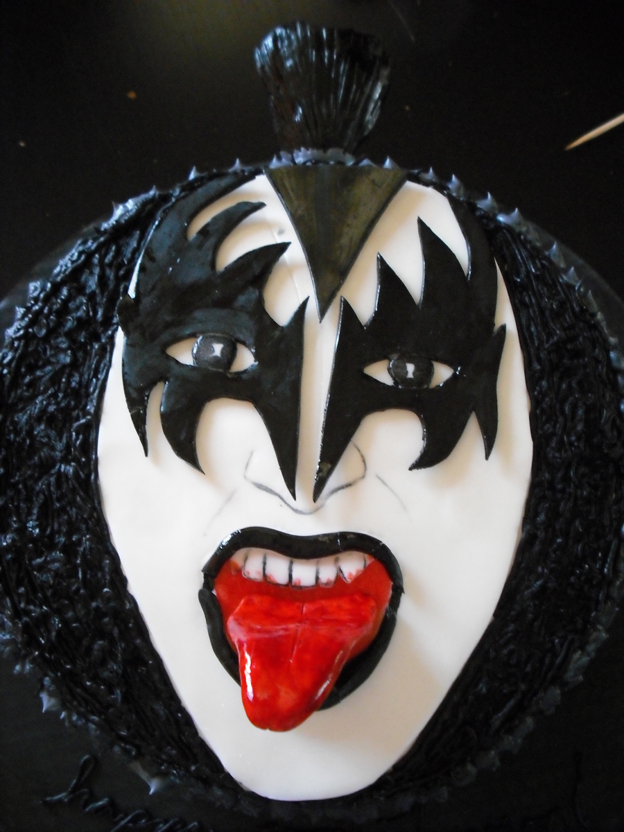 Kiss Cake - CakeCentral.com