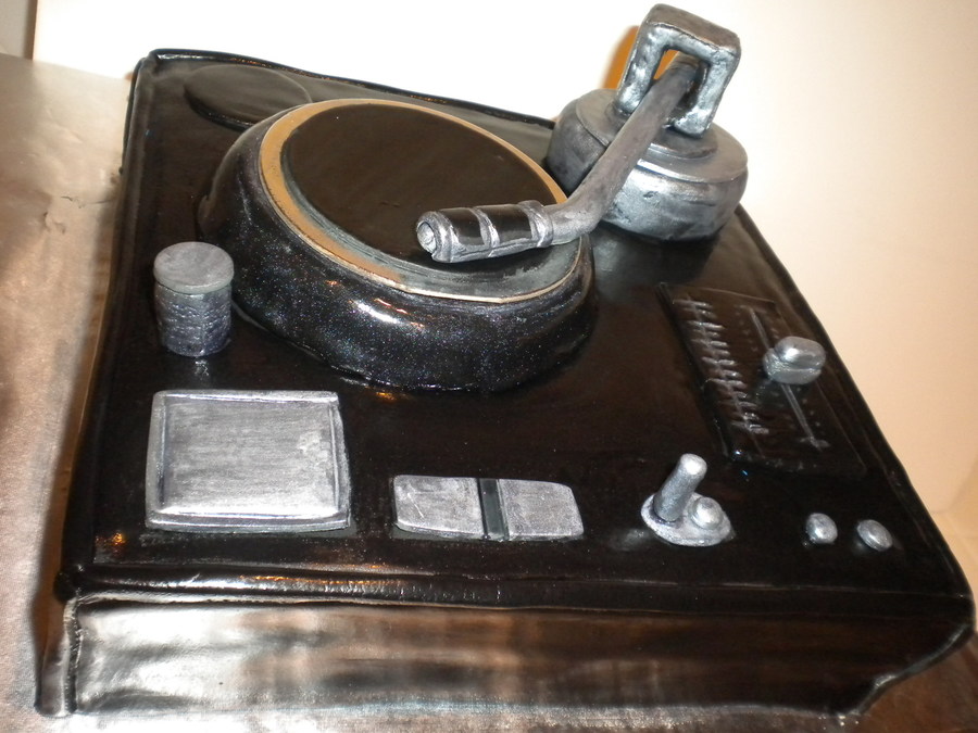 Dj Turntable Cake - CakeCentral.com