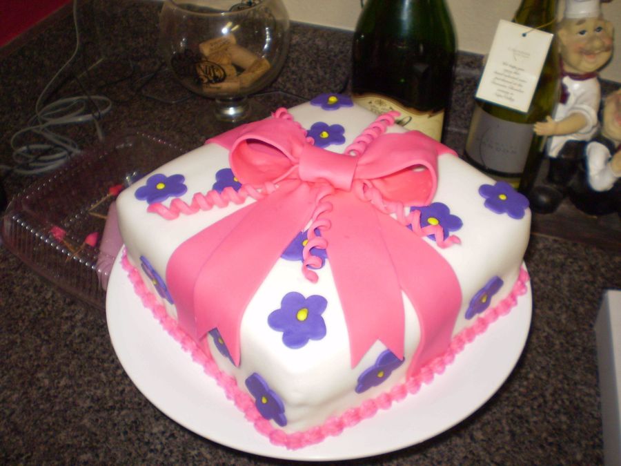 Present Cake - CakeCentral.com