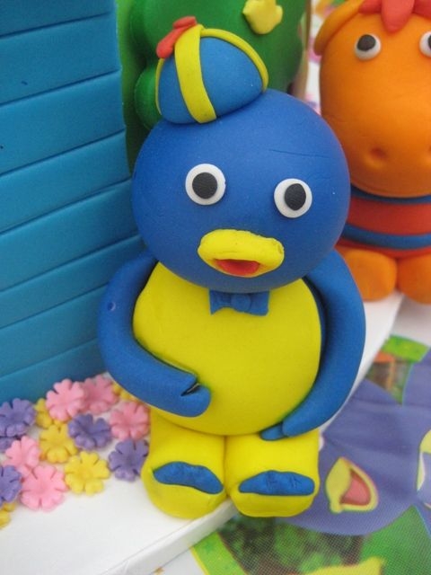 The Backyardigans Fondant Cake - CakeCentral.com