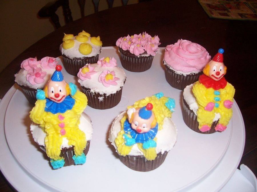 Clowns And Flowers - CakeCentral.com
