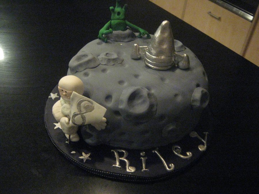 Moon Landing - CakeCentral.com
