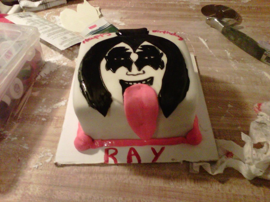 Kiss Cake - CakeCentral.com