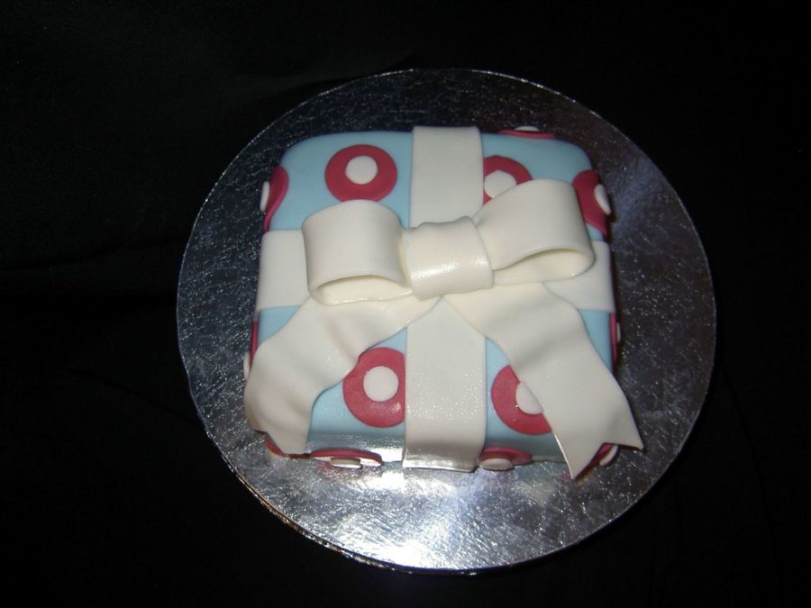 Present_Cake_005.jpg - CakeCentral.com