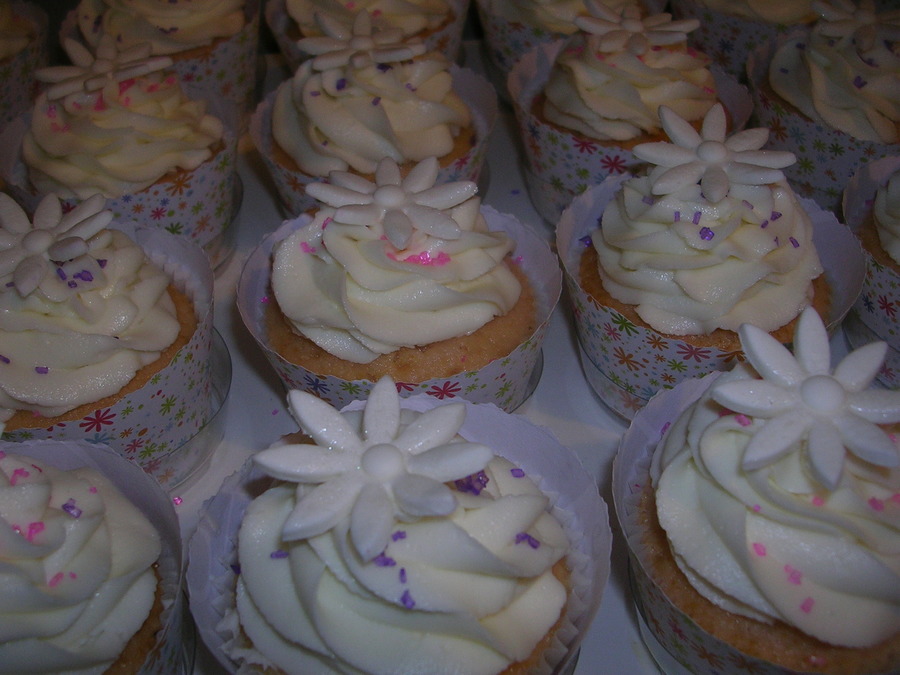 Daisy Cupcakes - CakeCentral.com