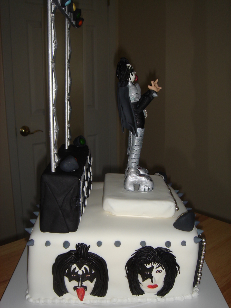 Kise's Kiss Birthday Cake - CakeCentral.com