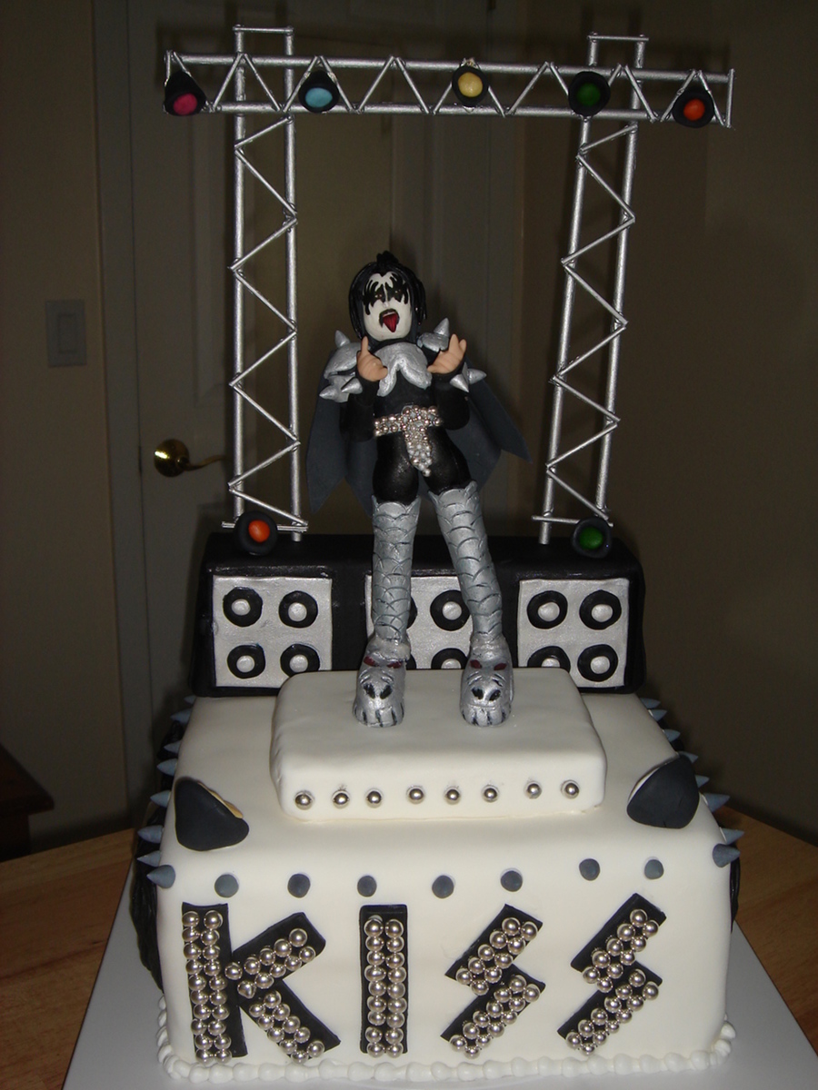 Kise's Kiss Birthday Cake - CakeCentral.com