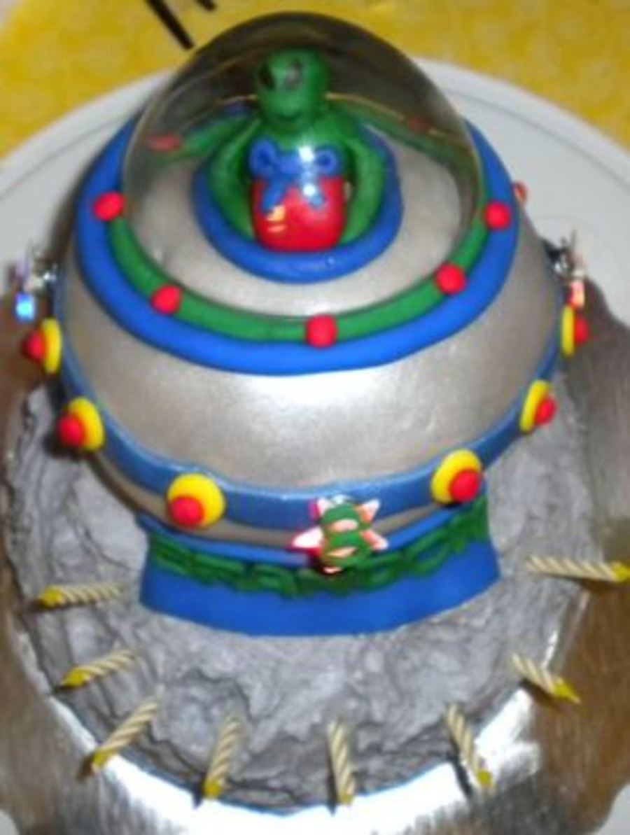 Spaceship Alien Cake - CakeCentral.com
