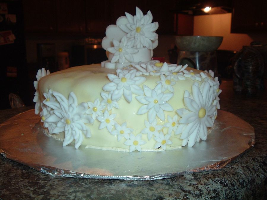 Daisy Cake (1St) - CakeCentral.com