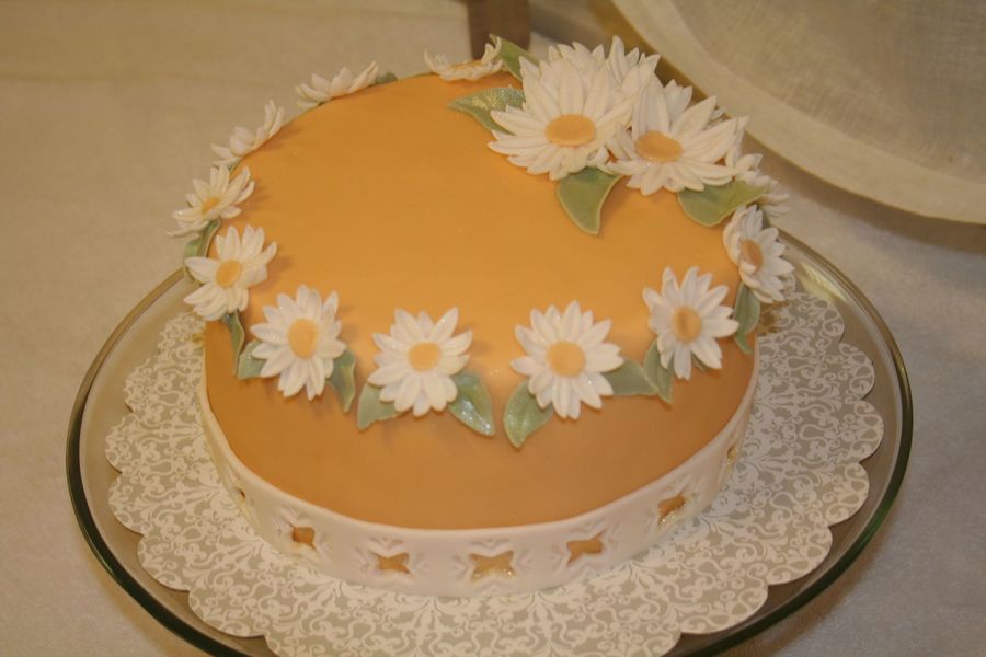 Daisy Cake - CakeCentral.com