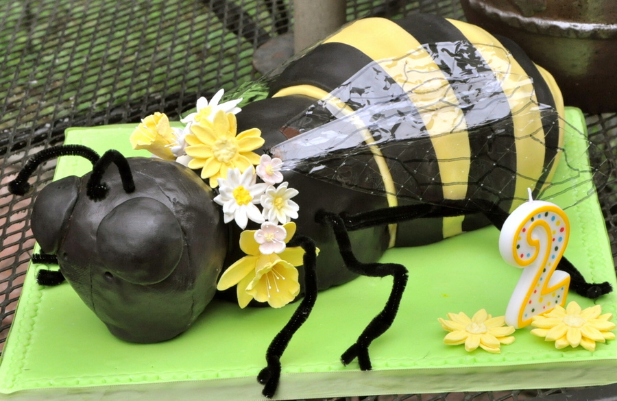 Bee Birthday Cake - CakeCentral.com