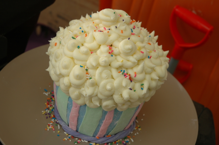 Giant Cup Cake - CakeCentral.com