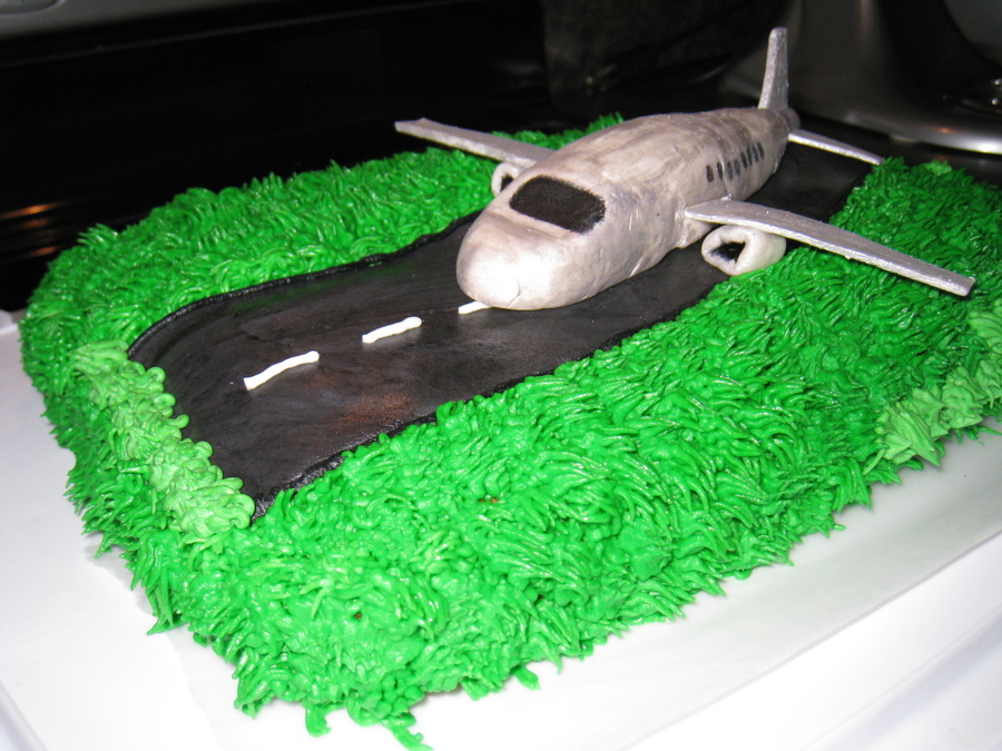 Airplane On Runway - CakeCentral.com