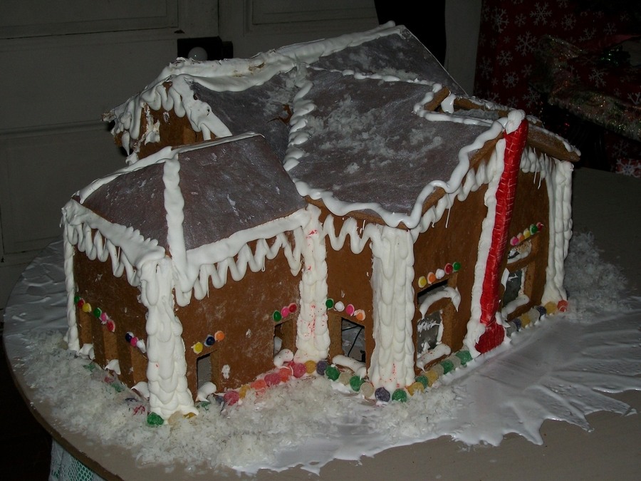 Synope Plantation Gingerbread House - CakeCentral.com