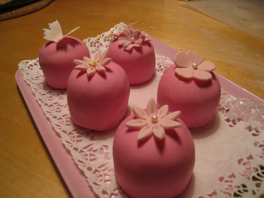 Pink Mini Cakes - CakeCentral.com