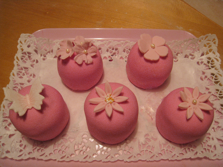 Pink Mini Cakes - CakeCentral.com