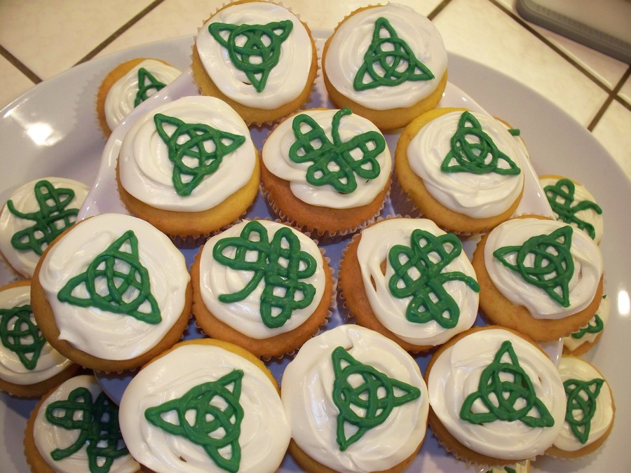 Celtic Knot Cupcakes - CakeCentral.com