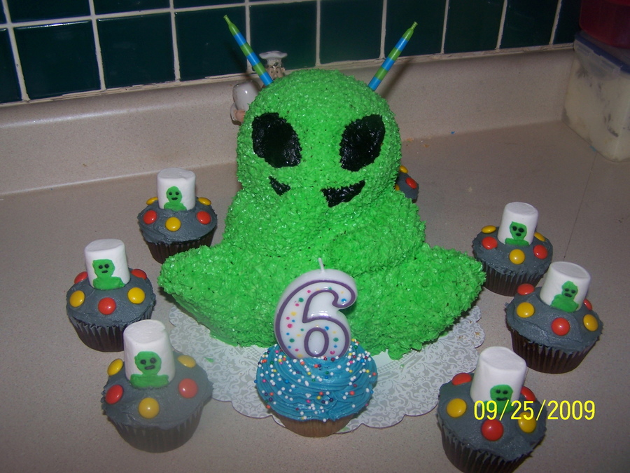 Alien - CakeCentral.com