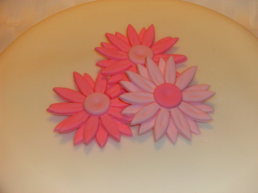 Pink Daisies - CakeCentral.com