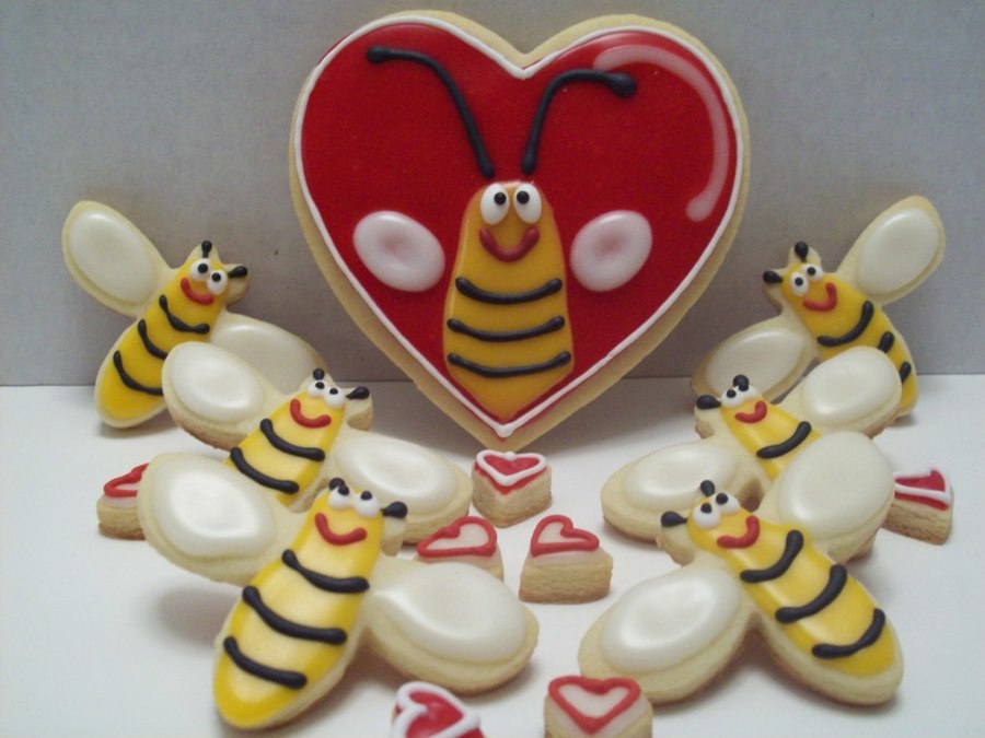 "bee Mine" - CakeCentral.com