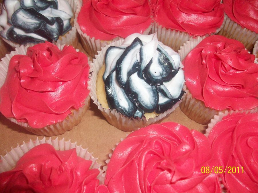 Black And White Striped Buttercream Cupcakes And Matching Shag Cake ...