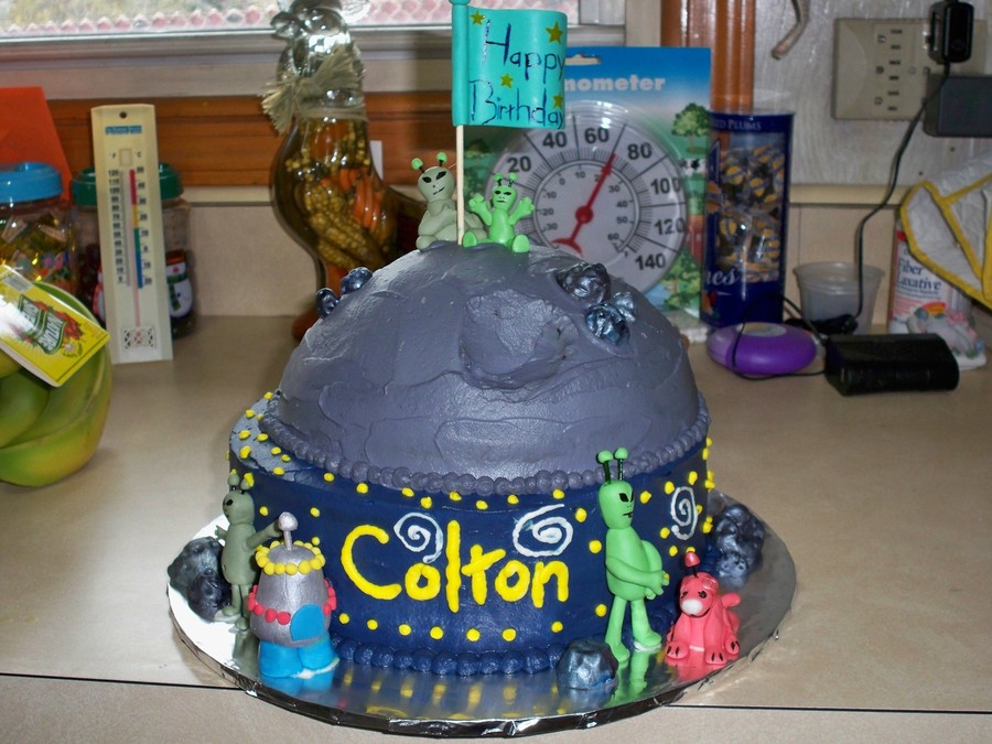 Alien Birthday Cake - CakeCentral.com