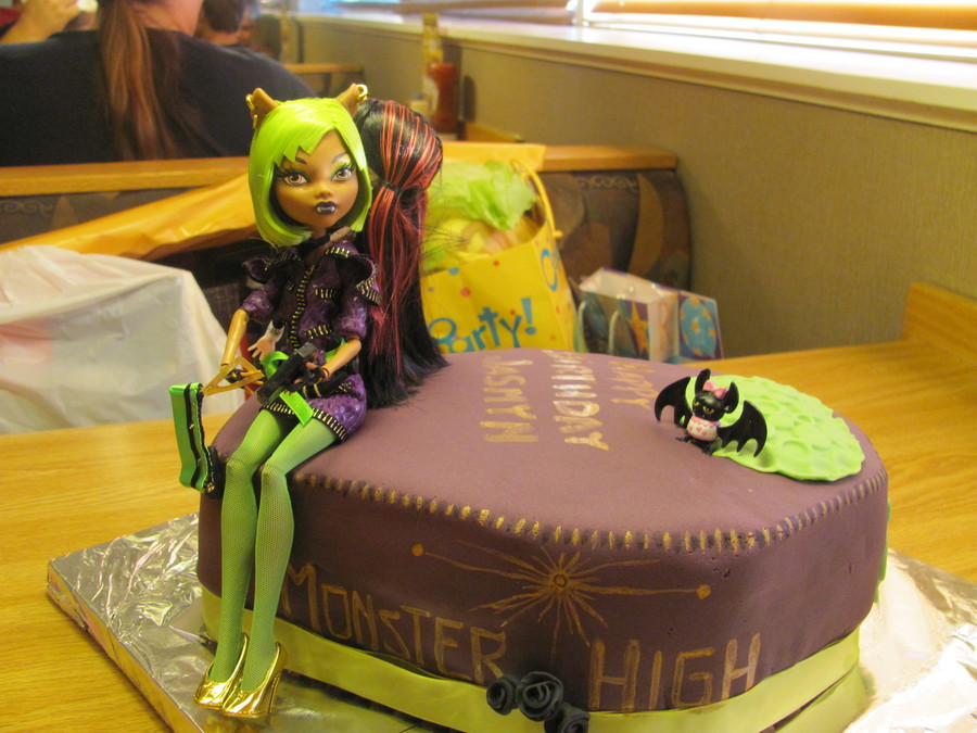 Monster High Cake - CakeCentral.com