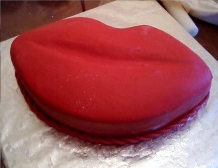 Eli's Red Lips Cake - CakeCentral.com