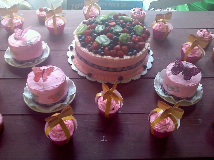 Strawberry Cake With Fruit - CakeCentral.com