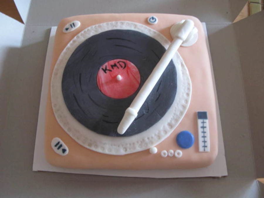 Record Player Cake - CakeCentral.com