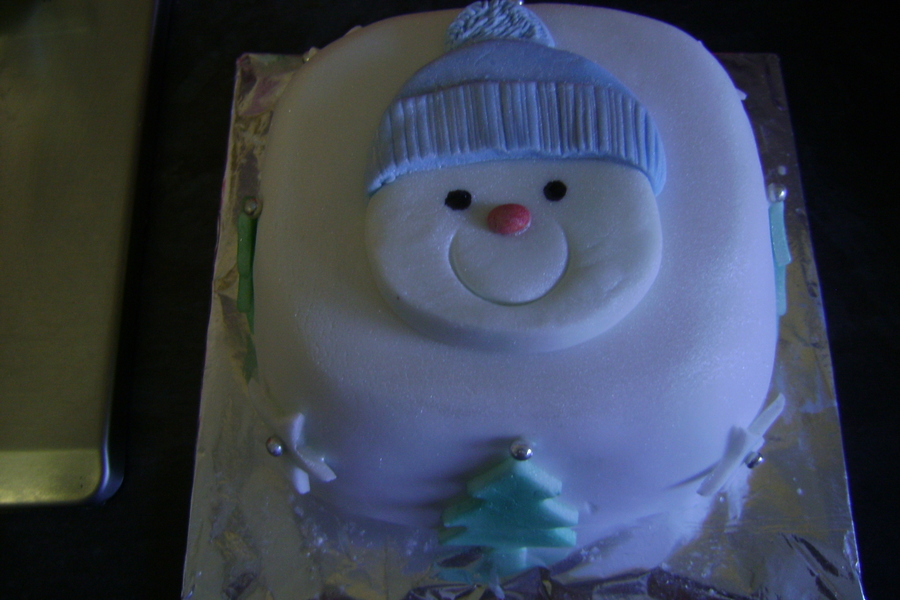 Snowman Face Cake - CakeCentral.com