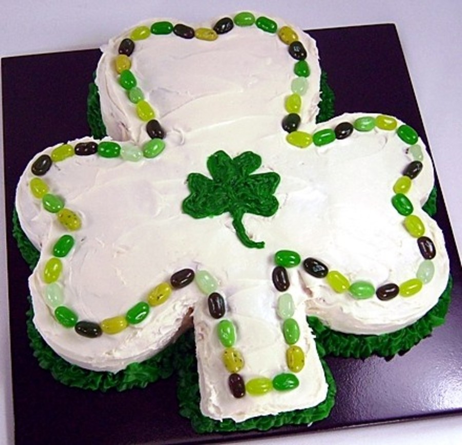 Shamrock Cake - CakeCentral.com